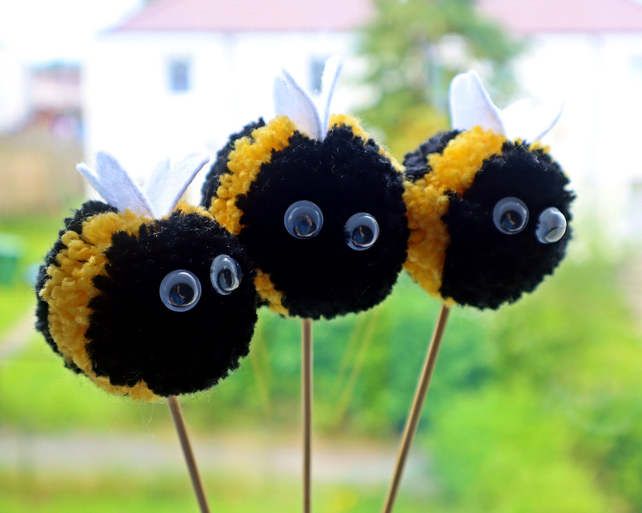 DIY Bee Pom Pom
